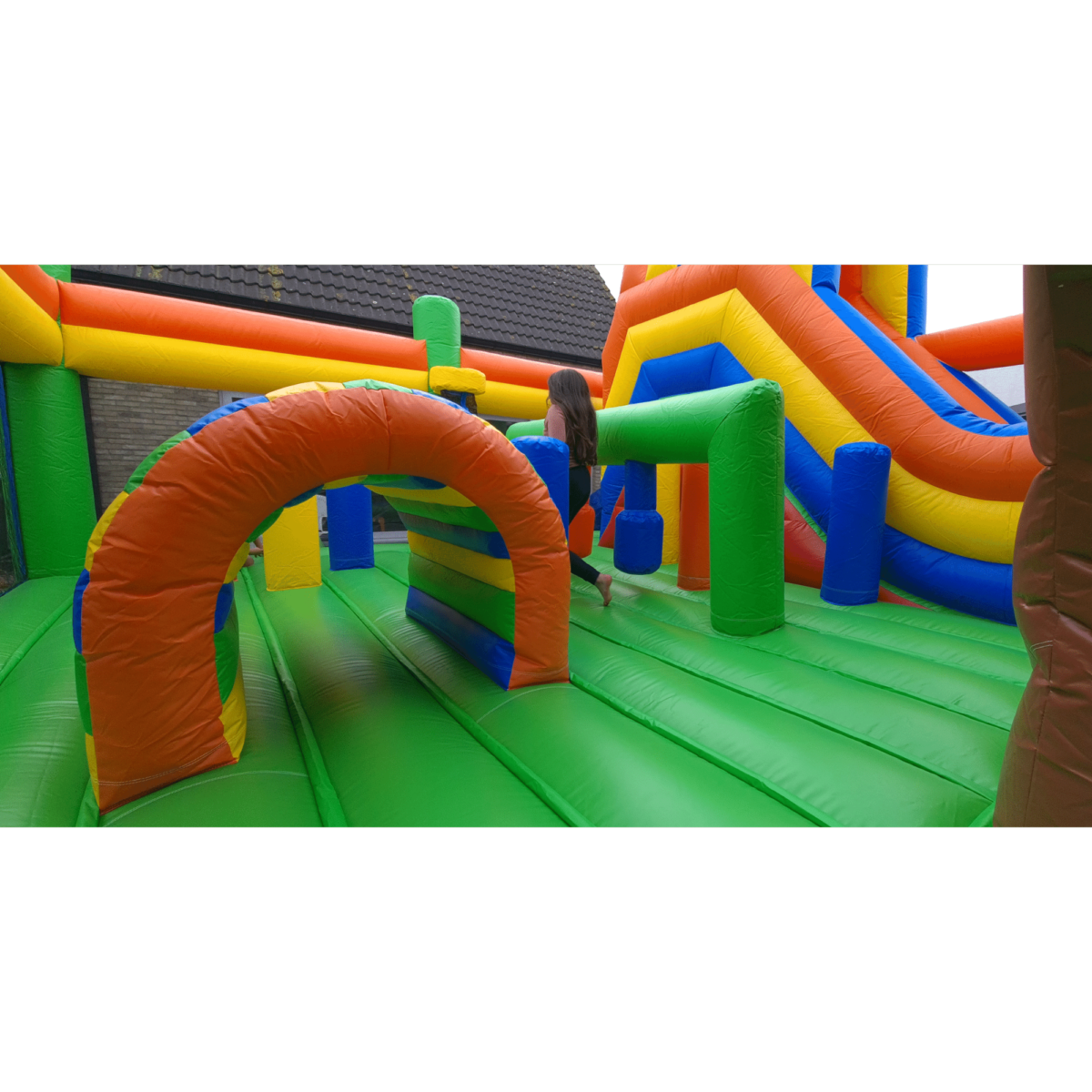 Bos springkasteel huren met vele obstakels, glijbaan, klimmuur ...