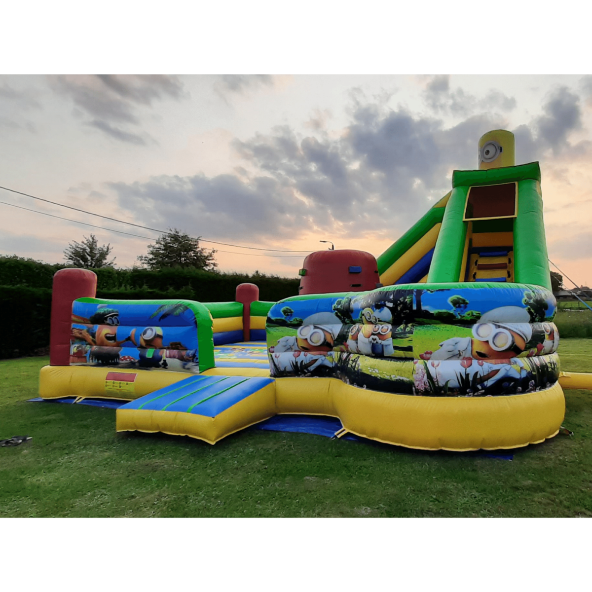 Minions springkasteel huren - vrolijk springkasteel met felle kleuren